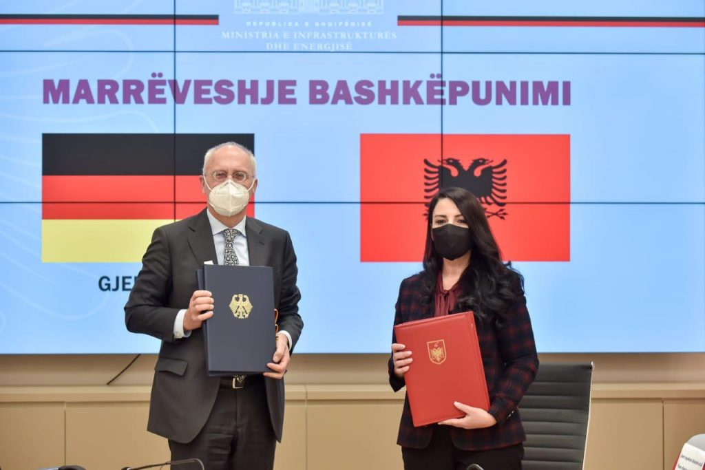 Firmosen tre marrëveshje të rëndësishme bashkëpunimi mes Shqipërisë dhe ...