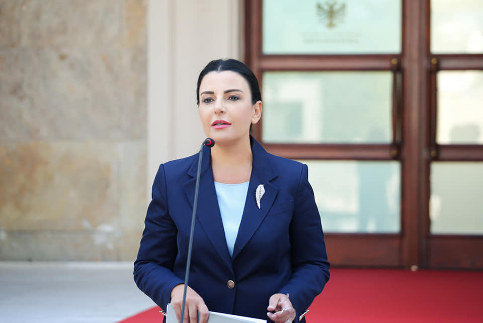 Përshëndetje të gjithëve!