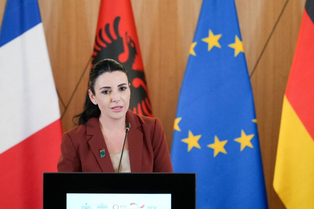 Nënshkruhet marrëveshja e bashkëpunimit financiar mes Shqipërisë ...