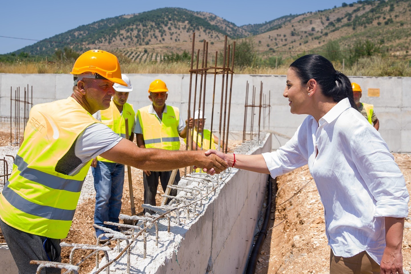 Balluku inspekton punimet për nënstacionin e ri elektrik në Xarrë të ...